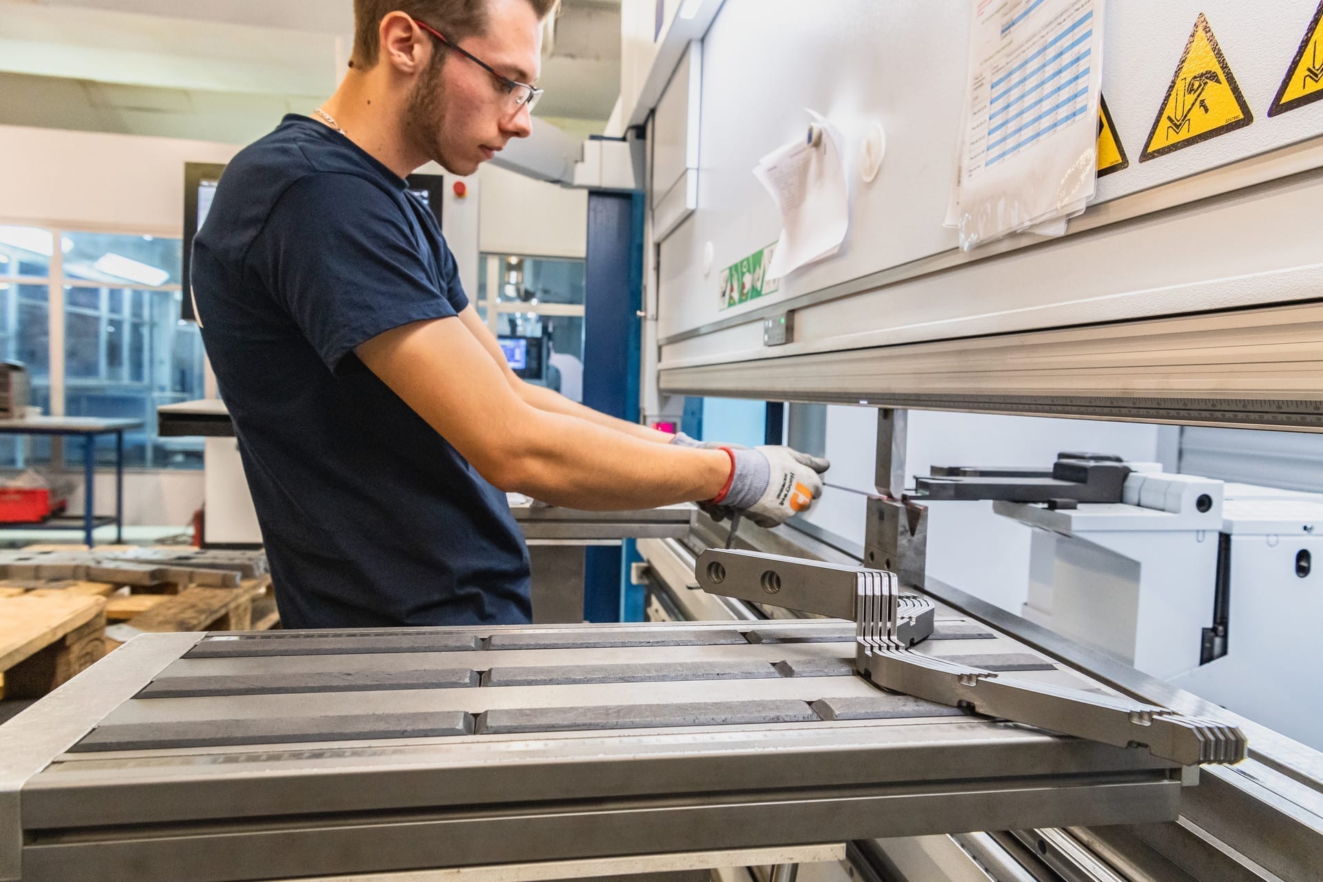 Pliage manuel et robotisé de pièces métalliques | Groupe TMA